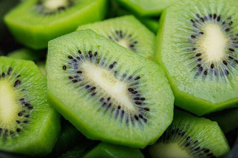 Eating two kiwis before bed can have immediate health benefits, doctor says