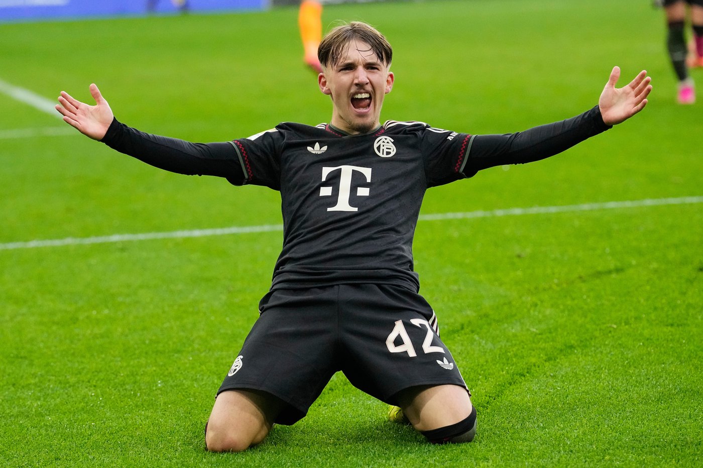 Bayern Munich teenager Karl scores again as winning run continues in ...