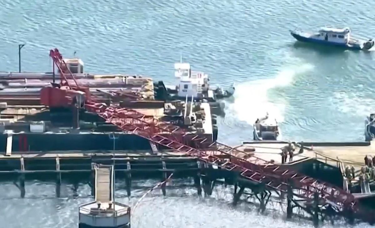 2 workers die in crane collapse near Boston