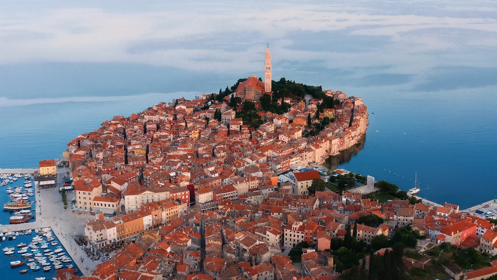 Rovinjs kystby set fra oven i 4K