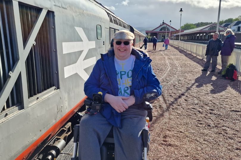 Stranded on platform, ignored by staff and avoiding luggage: Man ...
