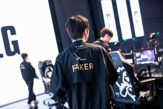 위기 상황에서 빛난 '페이커' 아지르 죽창! T1, MKOI전 1세트 선취 [롤드컵]