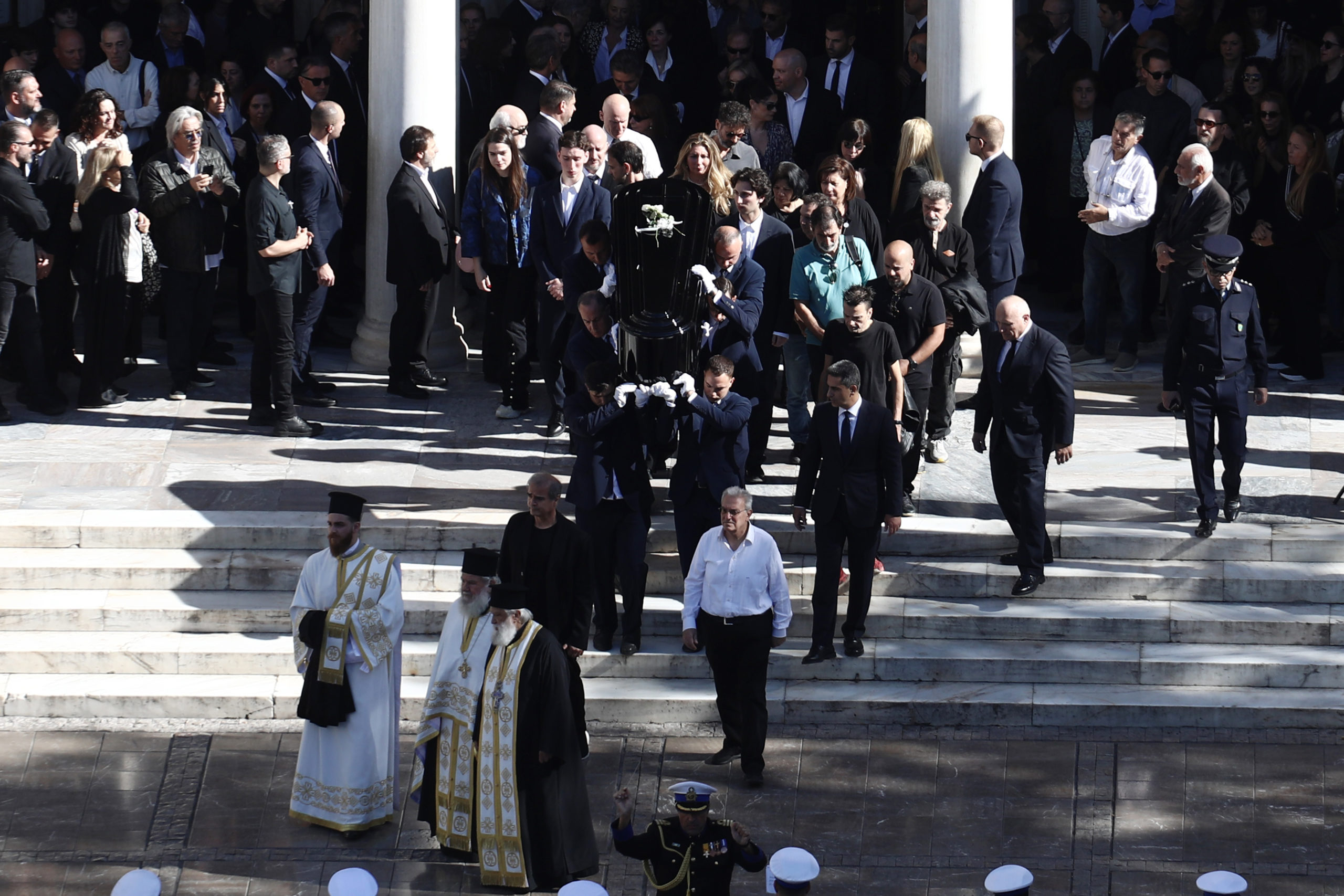 Διονύσης Σαββόπουλος: Η στιγμή που η πομπή αναχωρεί υπό τους ήχους της ...