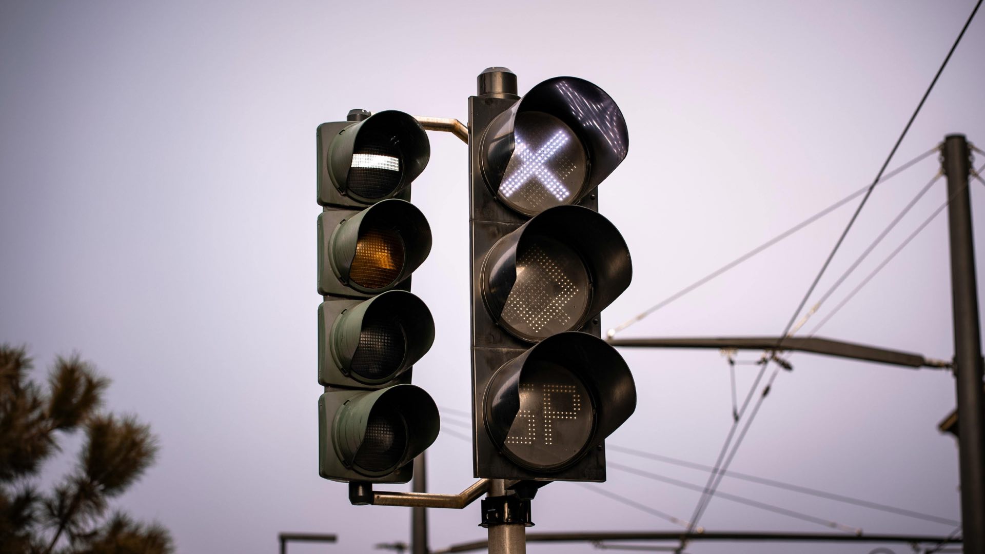 A 4th color soon on traffic lights? What does white light mean?