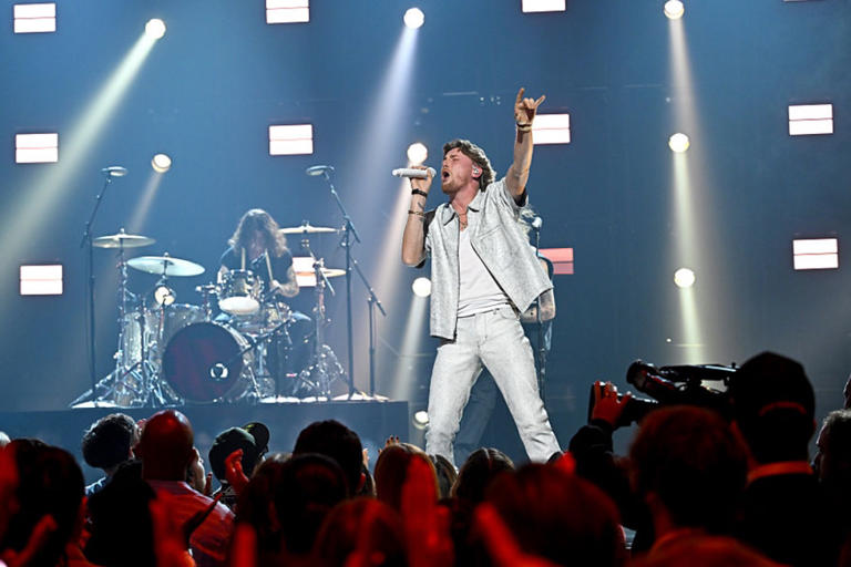 Country Music Star Undergoes Big Dental Procedure, Reveals New Look