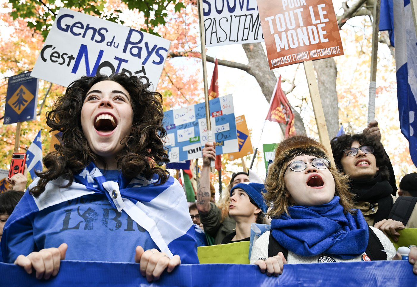 Hundreds of Montrealers join march calling for Quebec independence