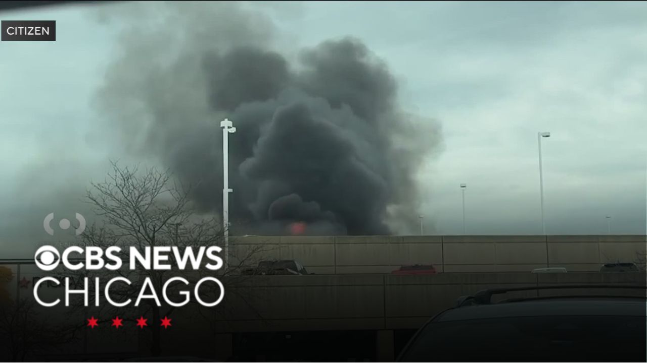 Fire breaks out at Woodfield Mall parking lot