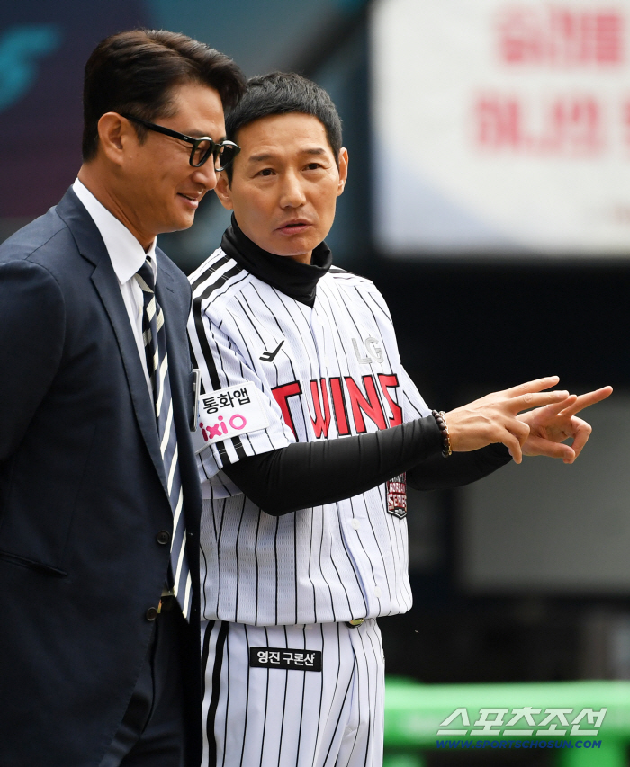 Commentator Park Yong-taek, director Yeom Kyung-yeop, prepares for the ...