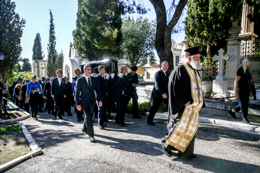 Διονύσης Σαββόπουλος: Εικόνες και βίντεο από το τελευταίο «αντίο» στον ...