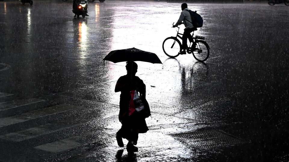 Heated argument takes ugly turn! Mumbai man drives off with woman on ...