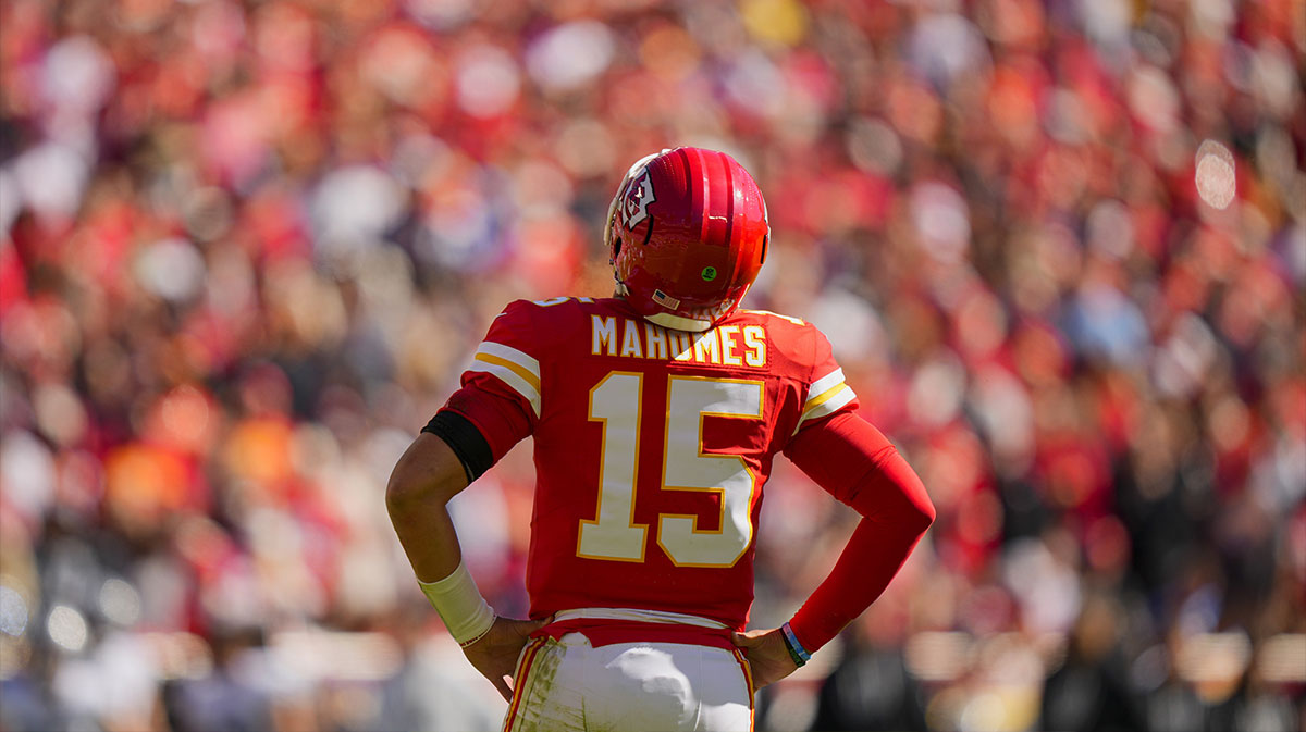 Is Patrick Mahomes’ knee suddenly a concern amid SNF vs. Texans?