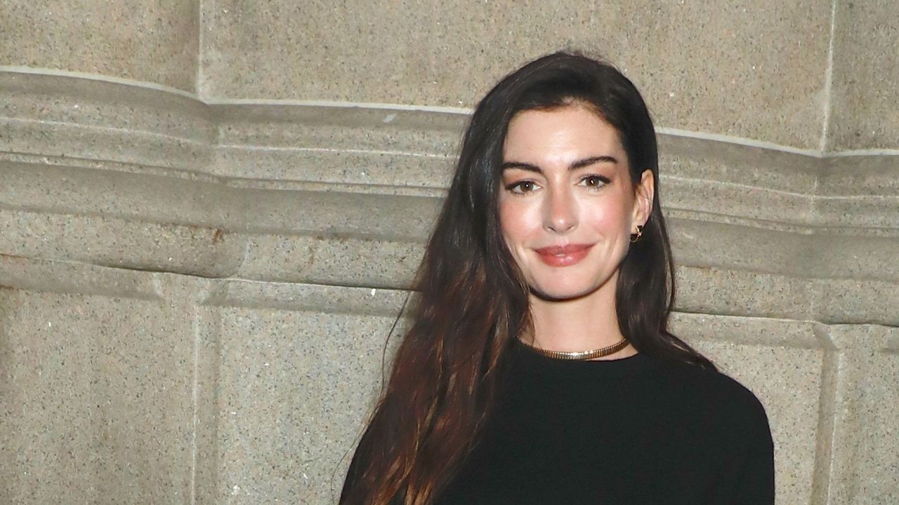 Anne Hathaway just revisited a massive Y2K trend, and it’s making me ...