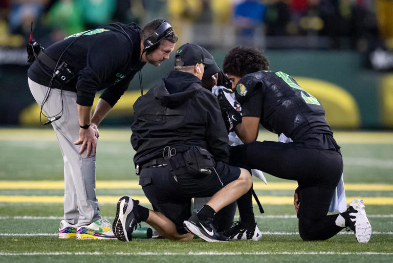 Oregon football vs. Wisconsin highlights | Ducks hold off Badgers to ...