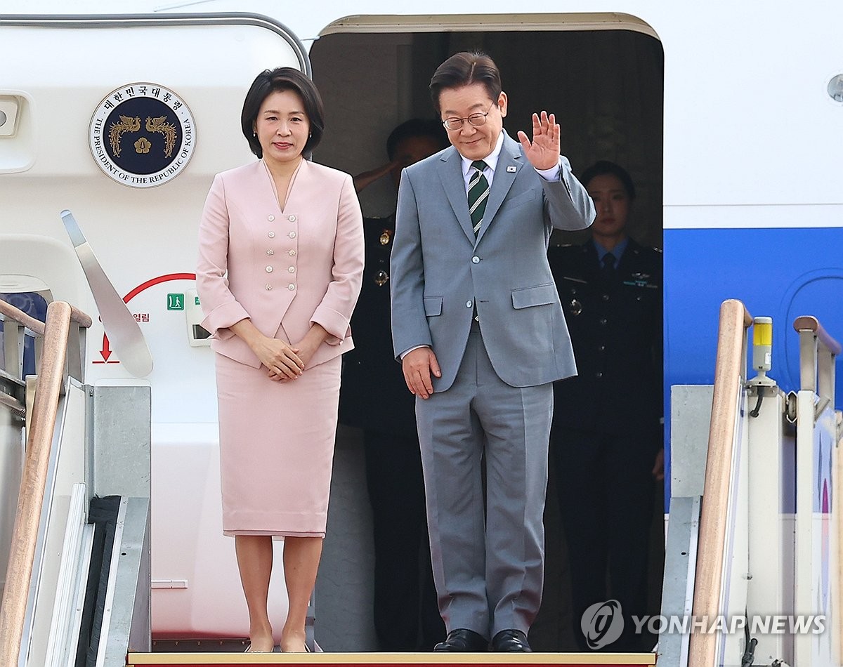 (LEAD) Lee departs for Malaysia to attend ASEAN summit