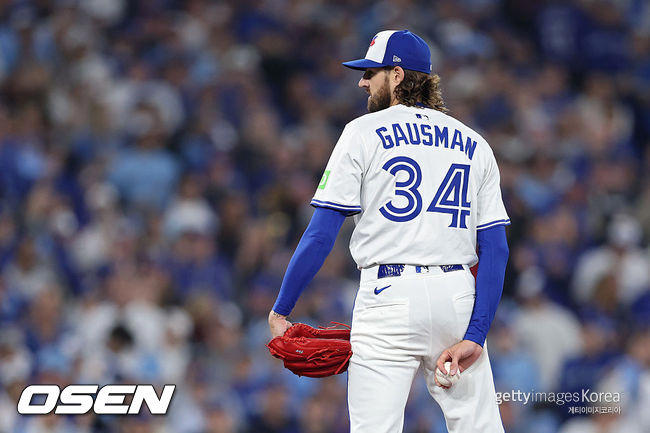 ‘155km 쾅! KKKKKK’ 34세 에이스, WS 데뷔전 6⅔이닝 3실점…홈런 2방 맞고 강판