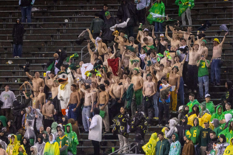 Oregon weathers the storm, fights off Wisconsin Badgers: Live updates recap