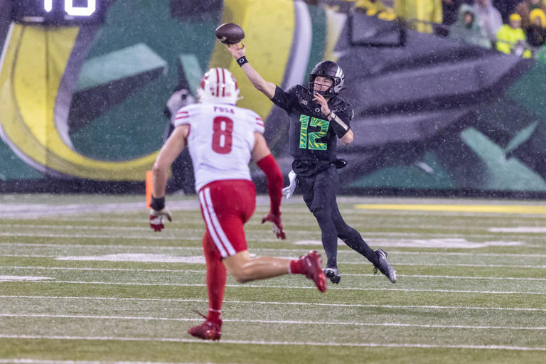 Oregon weathers the storm, fights off Wisconsin Badgers: Live updates recap