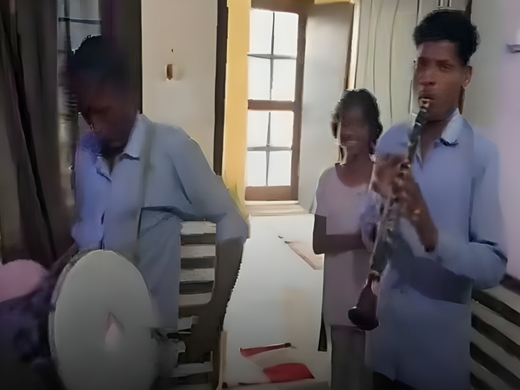 Only in desi homes! Mom hires band to wake kids up, viral video has ...