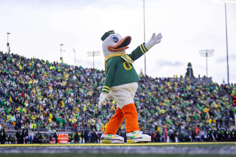 Oregon weathers the storm, fights off Wisconsin Badgers: Live updates recap