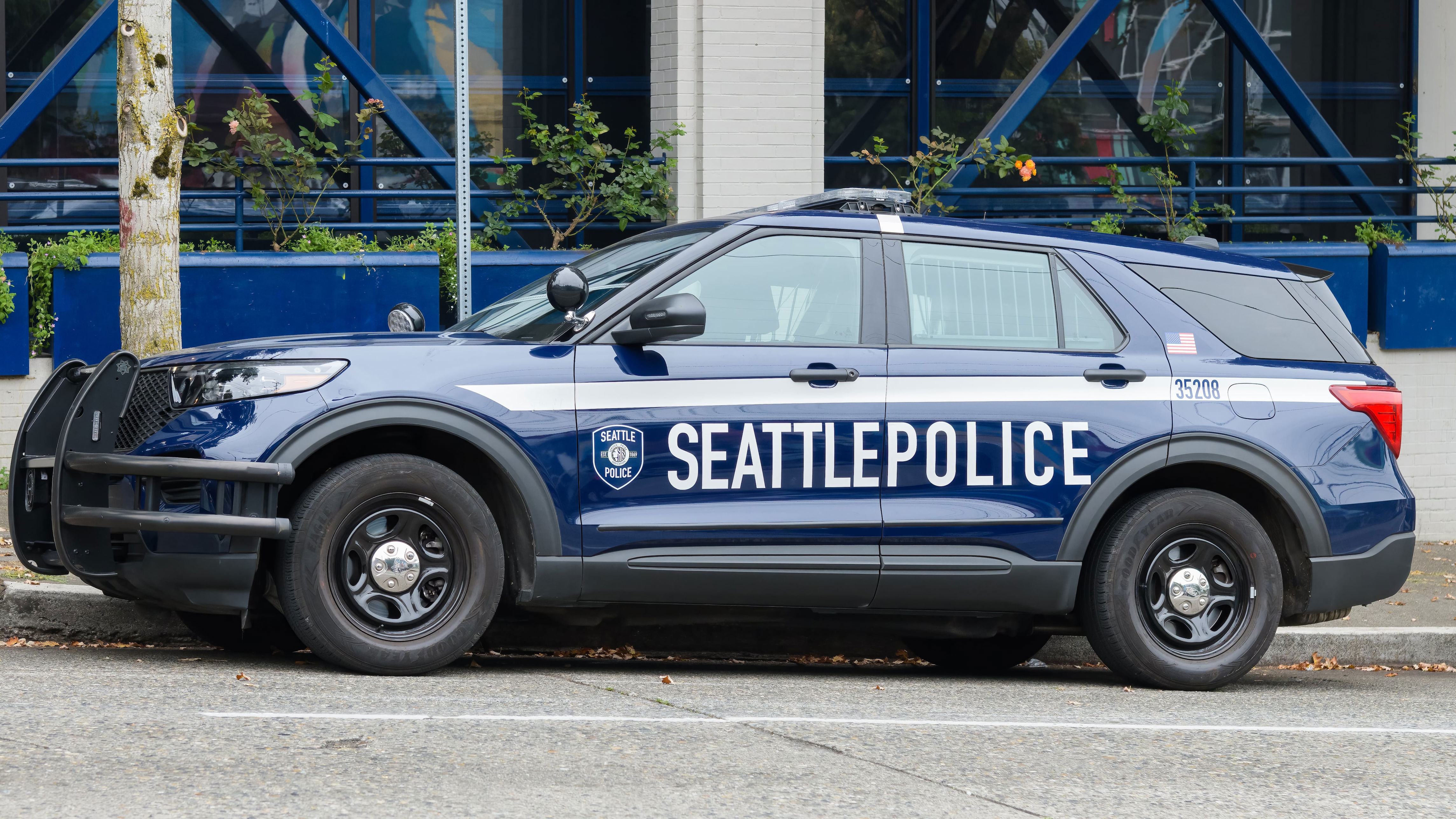 Hotel guests assault police officers in North Seattle