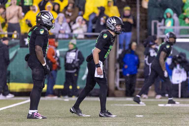 Oregon weathers the storm, fights off Wisconsin Badgers: Live updates recap