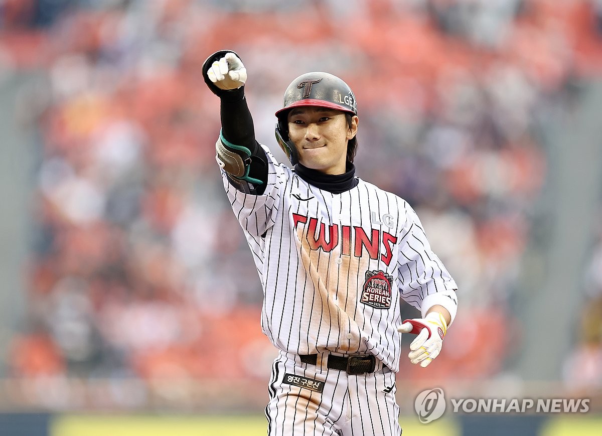 (LEAD) Twins pound Eagles to open Korean Series