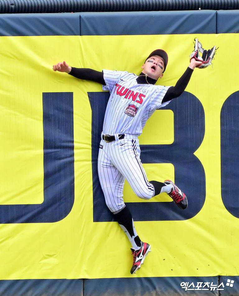 '7사사구+폭투+실책 자멸' 한화 19년 기다린 KS 악몽 출발…'박해민 슈퍼 캐치+솔로포' LG, 8-2 기선제압→73.2% 확률 잡았다 [KS1:스코어]