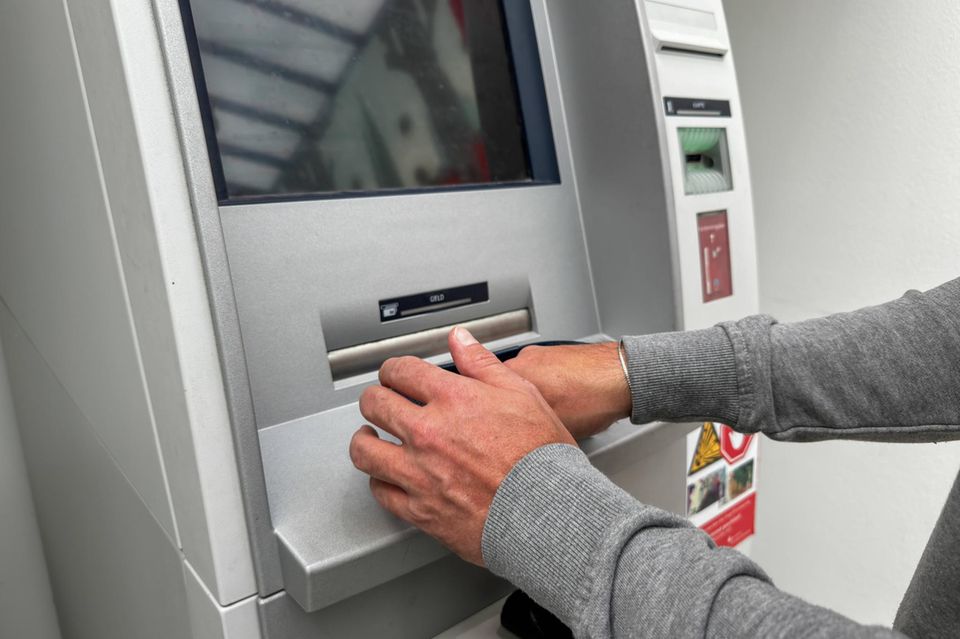 Sicherheit: Diese Taste am Geldautomaten sollten Sie bei jeder ...