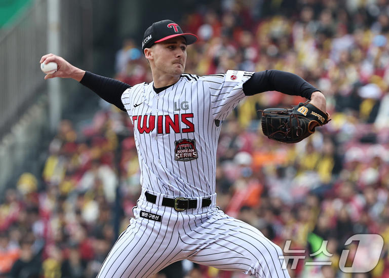 LG 톨허스트, '우승 청부사' 기대 부응…6이닝 7K 2실점 역투[KS1]