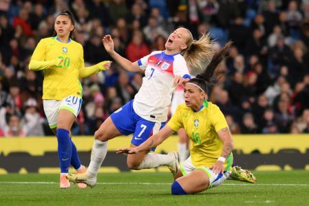 1-2: Inglaterra no puede con Brasil, que jugó con 10 casi todo el partido