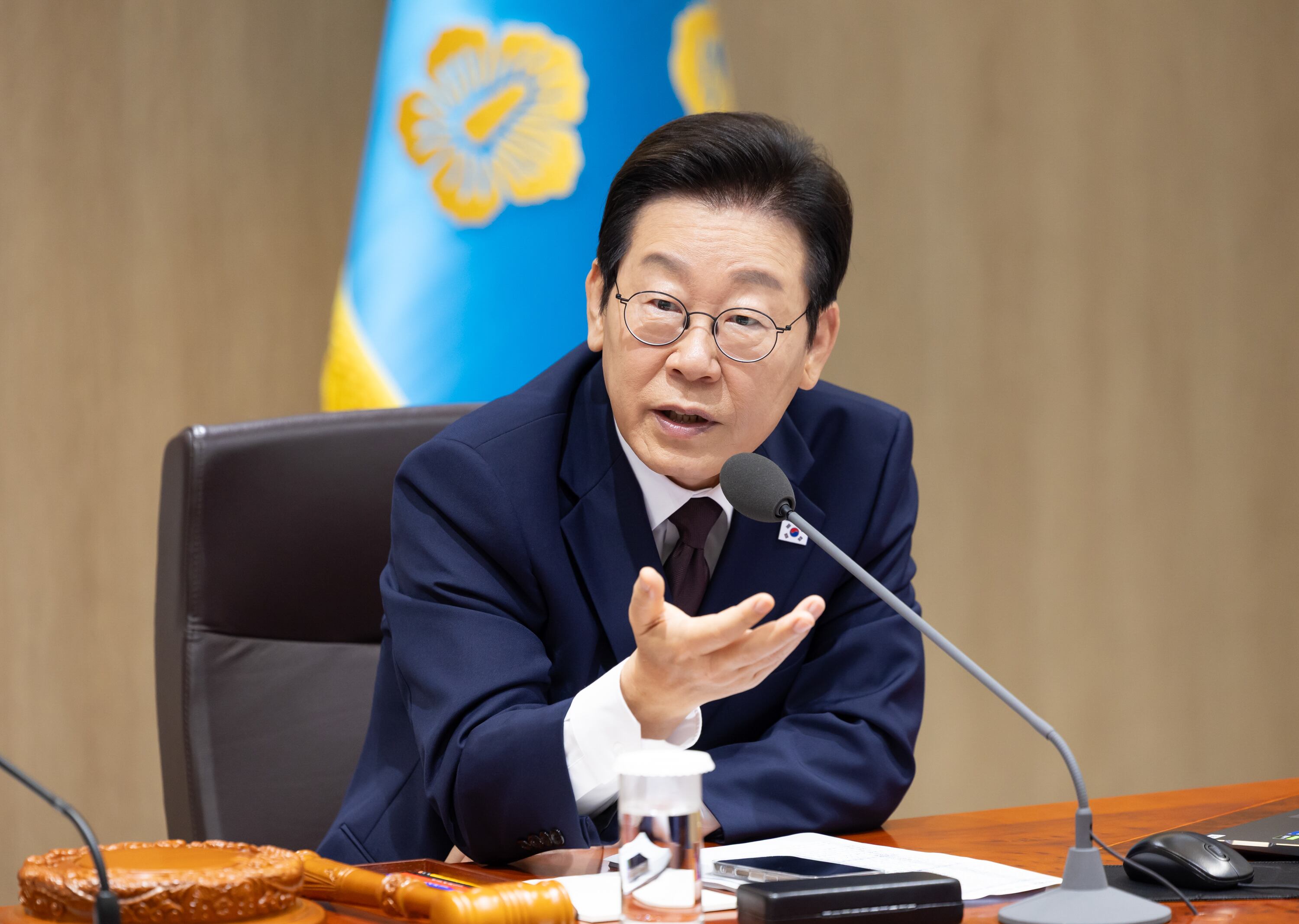 President Lee Hails Late Shin Hae-chul as 'Conscience of the Times'