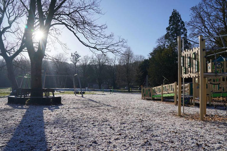 Snow predicted to fall in UK today as Arctic blast sends temperatures ...