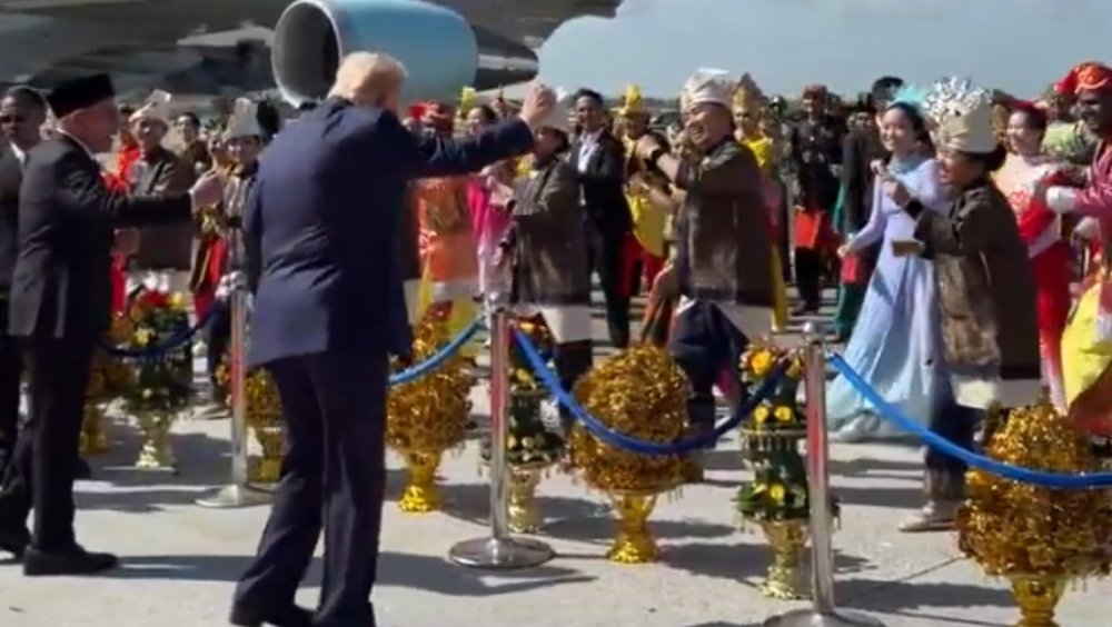 Dancing Trump: US president kicks off Asia trip with a dance routine