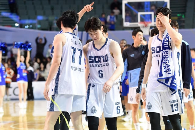 ‘복덩이’ 퍼킨스가 8연패 끝냈다! KOGAS, SK 꺾고 첫 승…유도훈의 정관장, kt 꺾고 1R 단독 1위 확정(종합) [KBL]