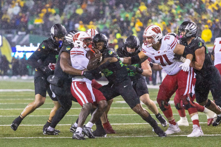 No. 6 Oregon grinds out 21-7 win over Wisconsin despite offensive struggles