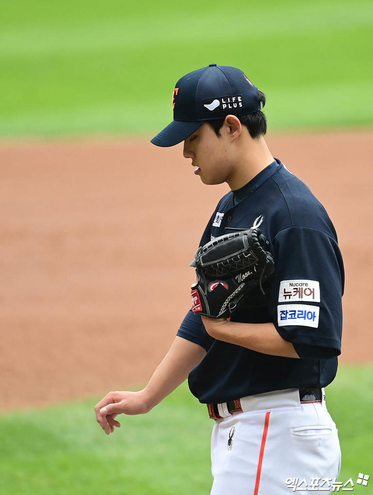'PO MVP' 문동주, 불펜 전력투구→4일 휴식 후 등판 독 됐나?…데뷔 첫 KS 선발 4⅓이닝 4실점 교체 [KS1]