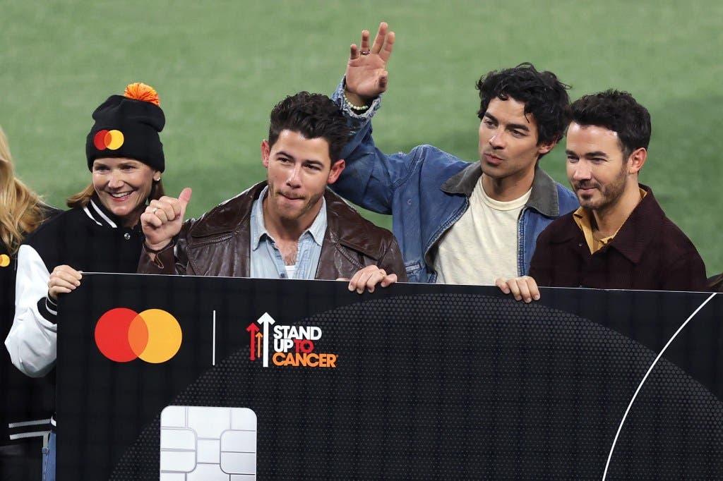 Best reactions to Jonas Brothers interrupting World Series Game 2