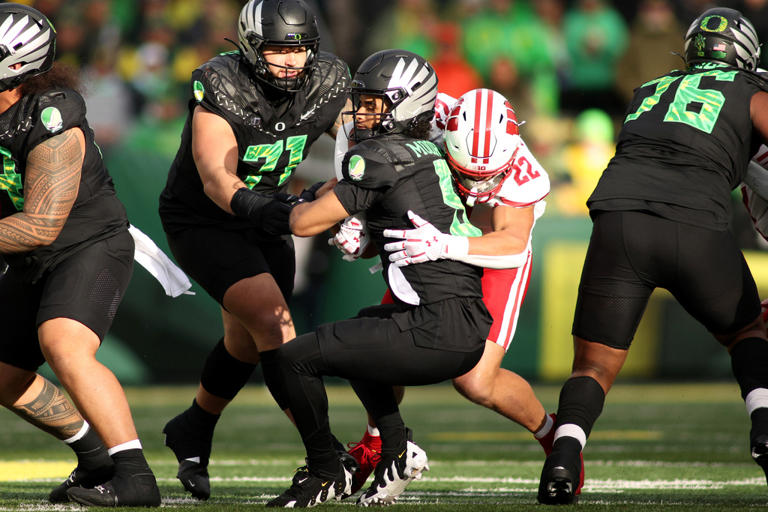 No. 6 Oregon survives lackluster performance with 21-7 win over Wisconsin