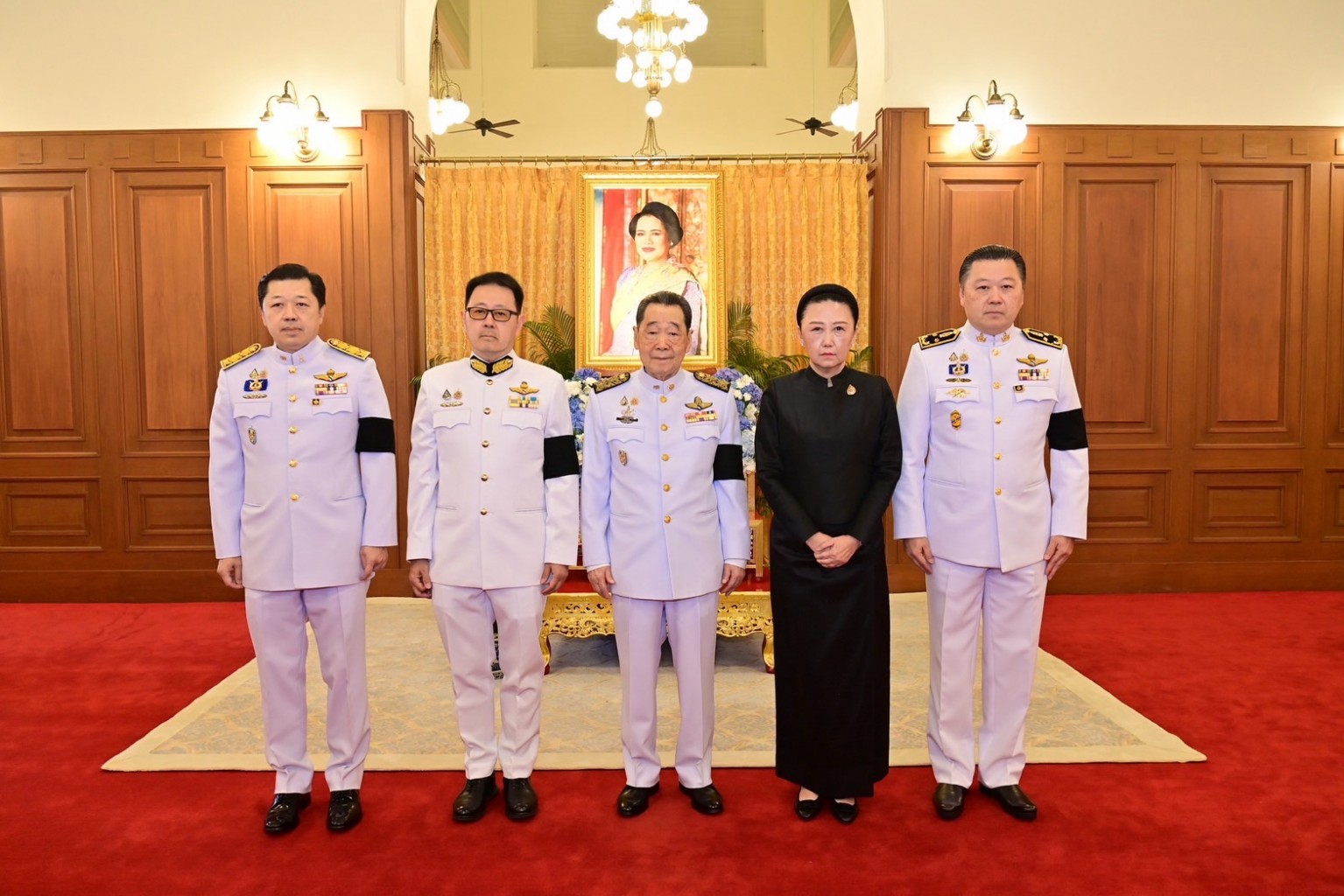 ธนินท์ นำคณะผู้นำเครือซีพี เข้าถวายน้ำสรงพระบรมศพ พระบรมราชชนนีพันปีหลวง