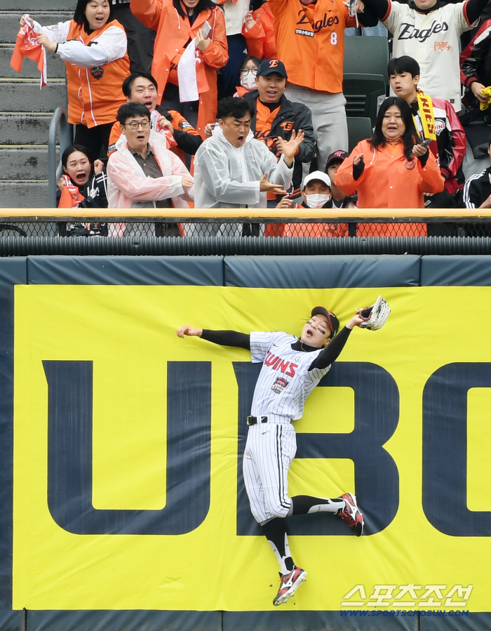 Hanwha fans are frustrated by LG center fielder Park Hae-min's defense
