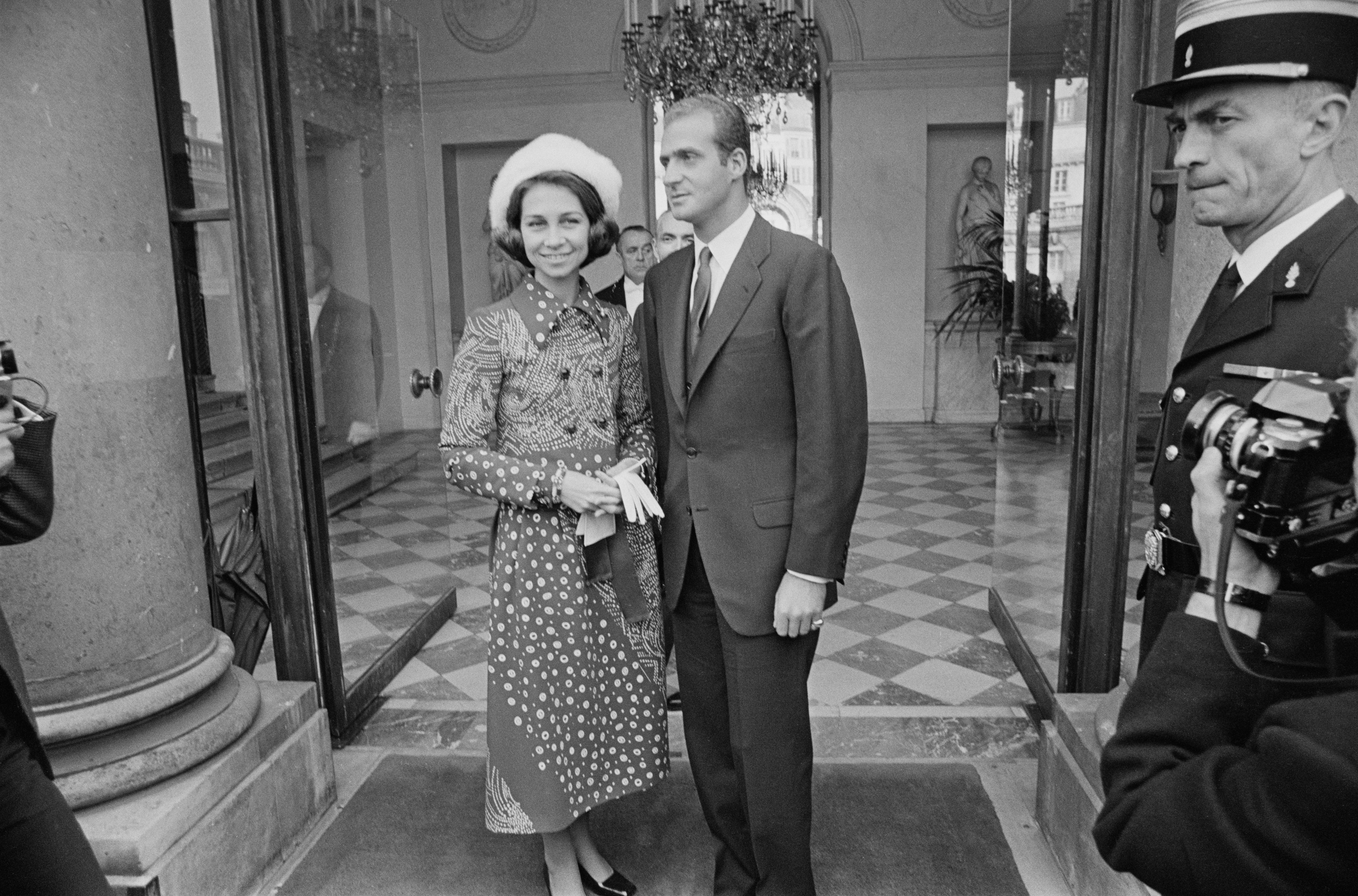 La reina Sofía vestida de Manuel Pertegaz (artífice del traje de novia ...