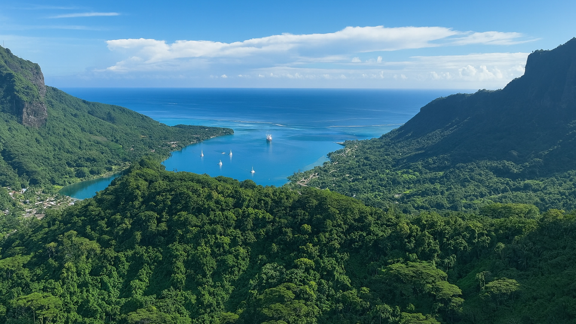 Moorean vehreät vuoret ja lahti – Ranskan Polynesia 4K-laadulla