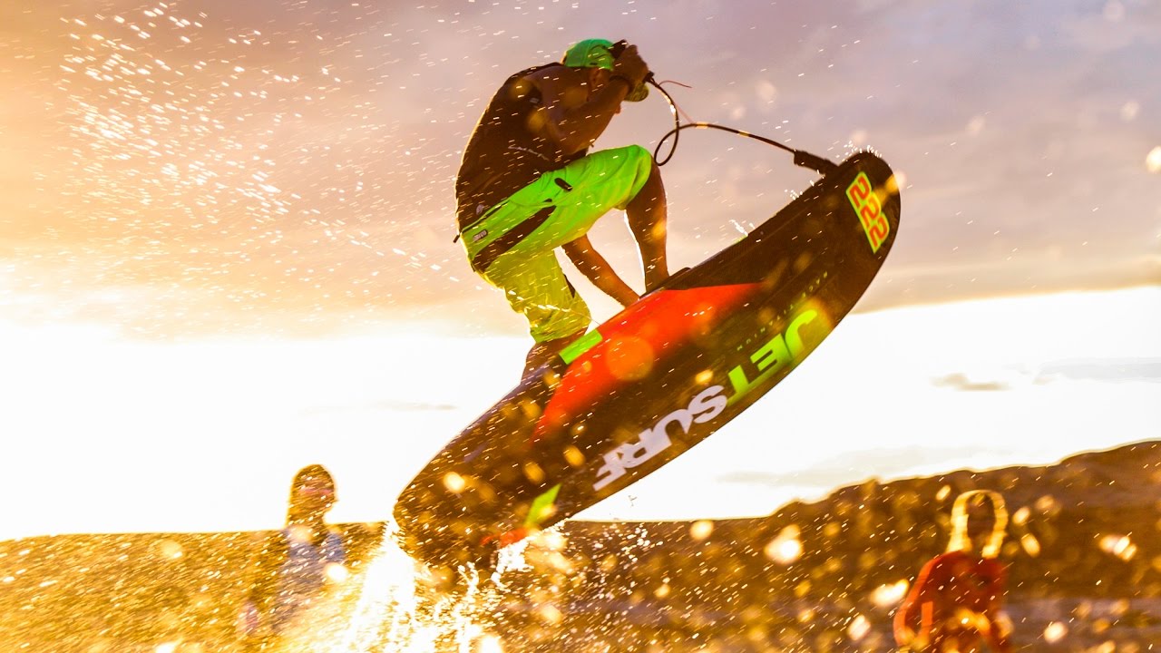 Surfplank met motor gaat razendsnel over het water