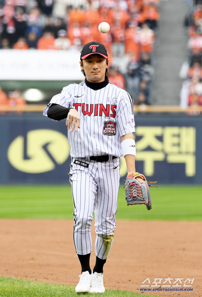 Forward defense second baseman Shin Min-jae succeeded