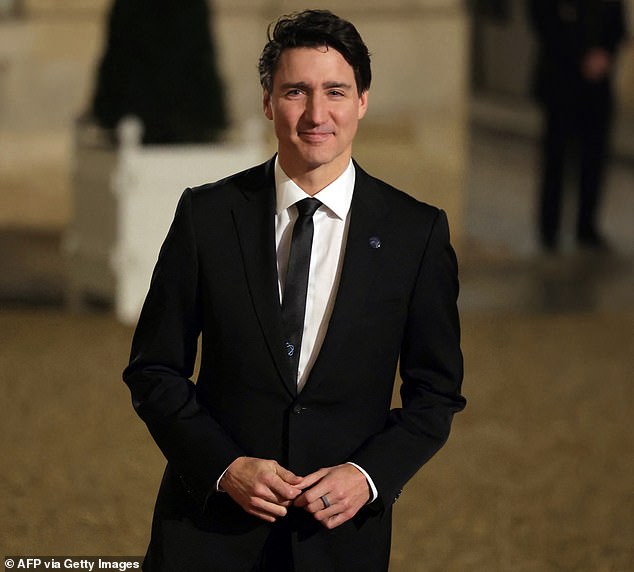 Katy Perry and Justin Trudeau go public with romance as they hold hands ...