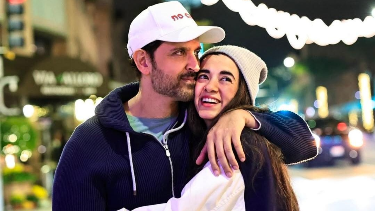 Hrithik Roshan Holds Girlfriend Saba Azad In Arms; Duo Walks Hand In ...