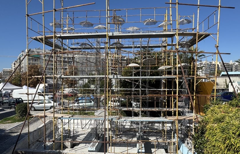 «Ξενιτεύτηκαν» στην Αθήνα για επισκευή οι «Ομπρέλες» του Ζογγολόπουλου