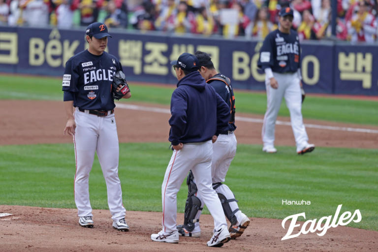 MVP가 사라졌다...'구위 하락→제구 난조' 문동주, 4와 3분의 1이닝 4실점 고전 [KS1]
