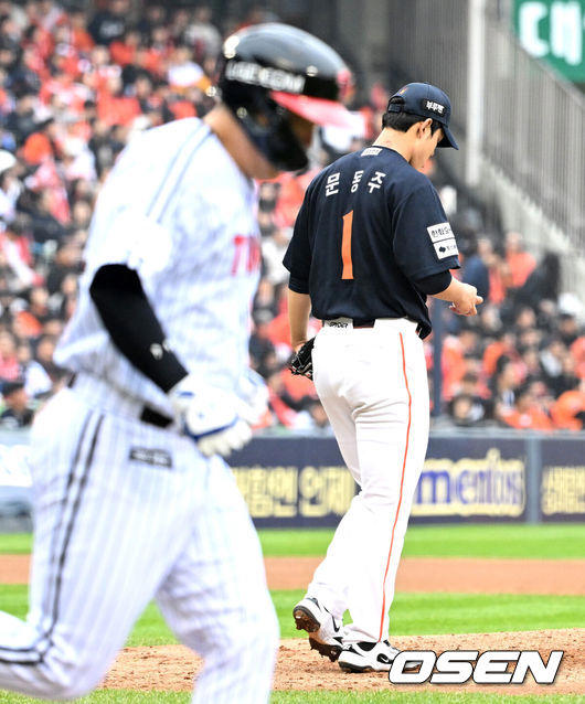 ‘147출루 위엄’ 37세 가을의 전설, 패기의 문동주 무너트리다…홍성흔 넘어 PS 출루 신기록 [KS1]