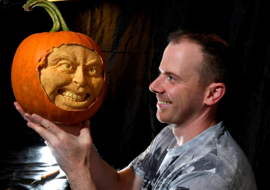 Stunning photos show pumpkin carver’s spookily real jack-o’-lanterns ...